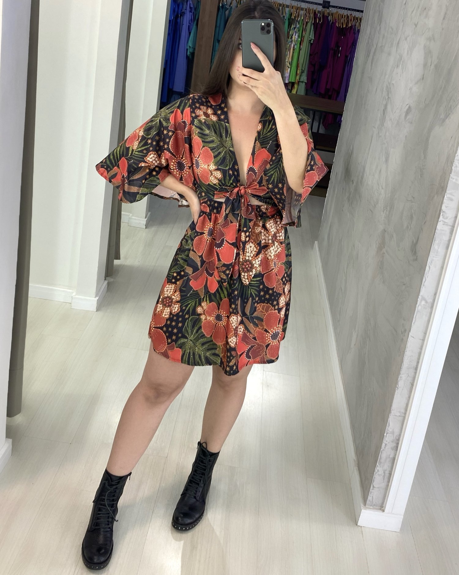 Saia Bárbara Curto – Floral Fundo Preto – Closet RC